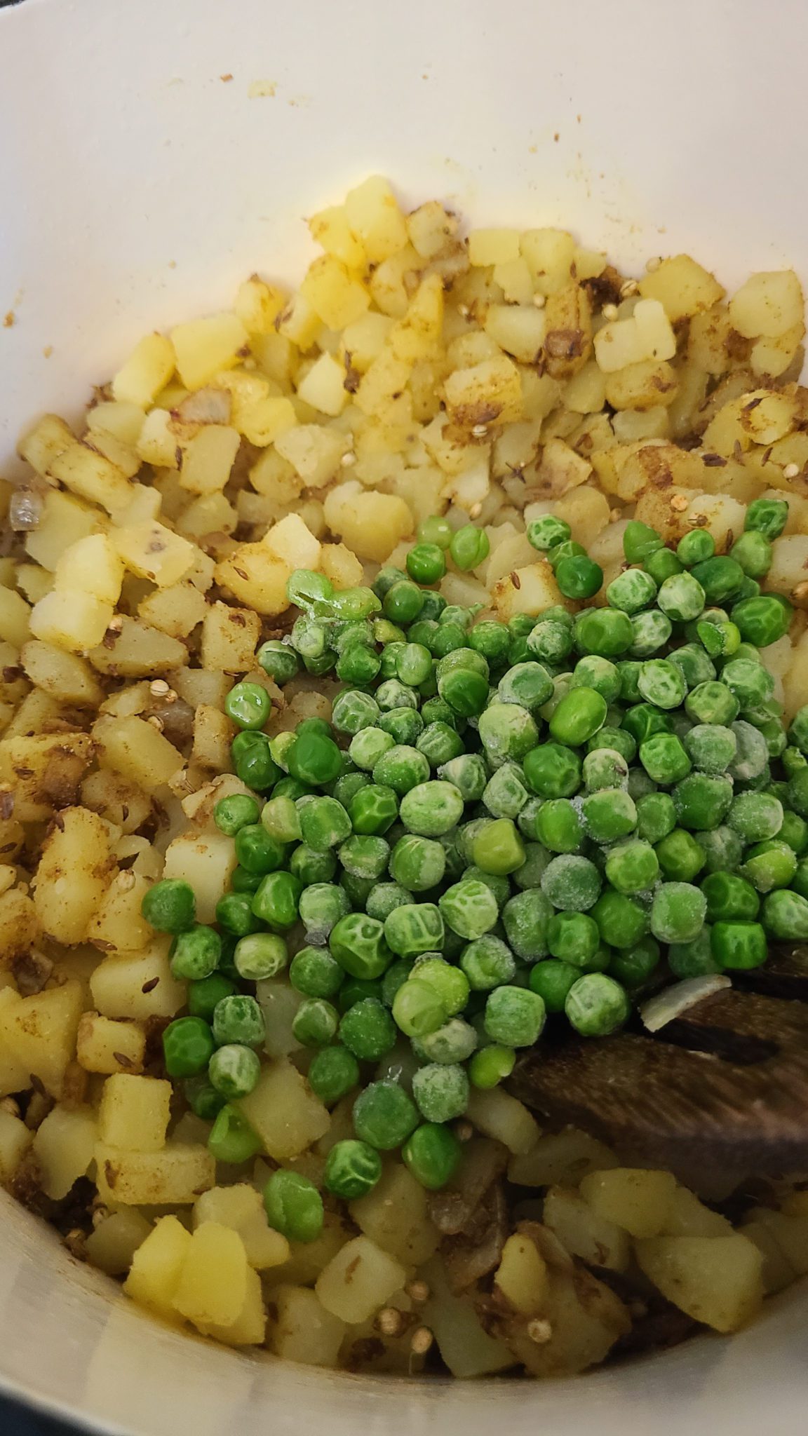Crispy Potato Samosa (Aloo Samosa) - Spoonful of Scrumptious
